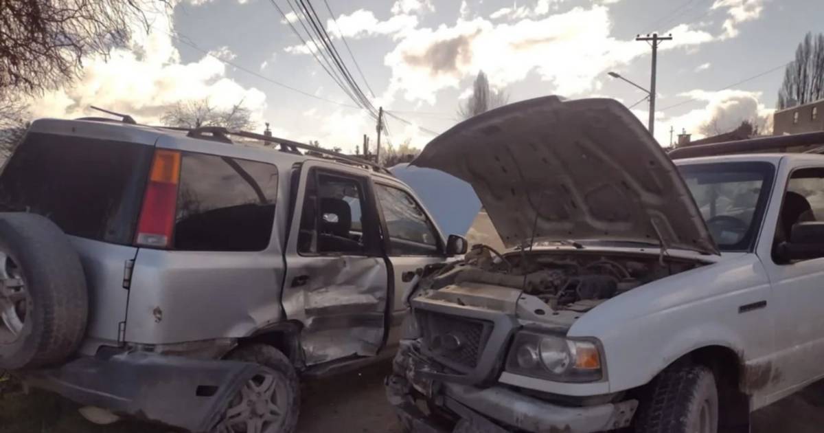 Accidente de tránsito en El Bolsón: Choque entre Ford Ranger y Honda CR ...
